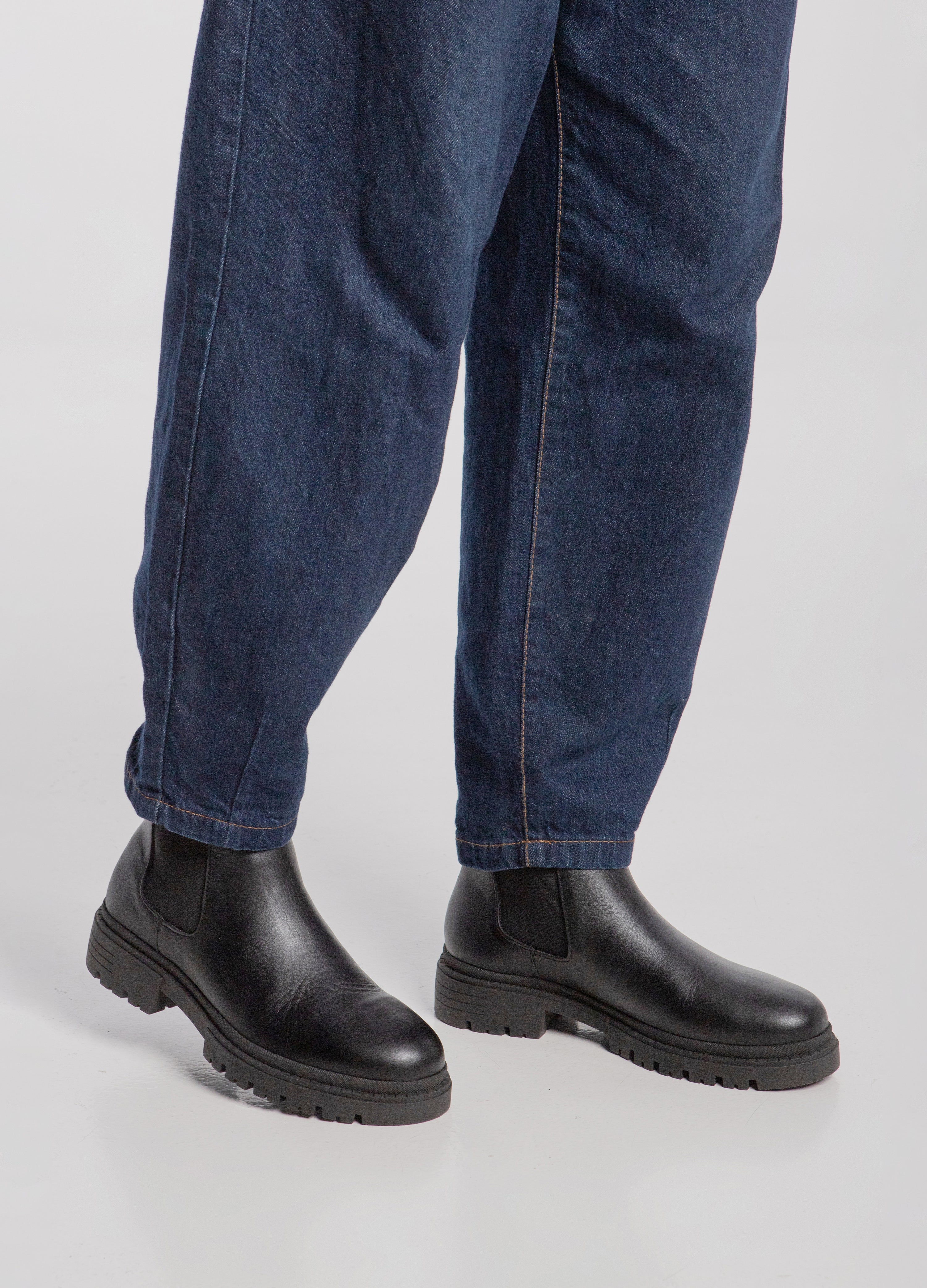 Bota chelsea de piel color negro y suela gruesa para hombre | Thoro ...