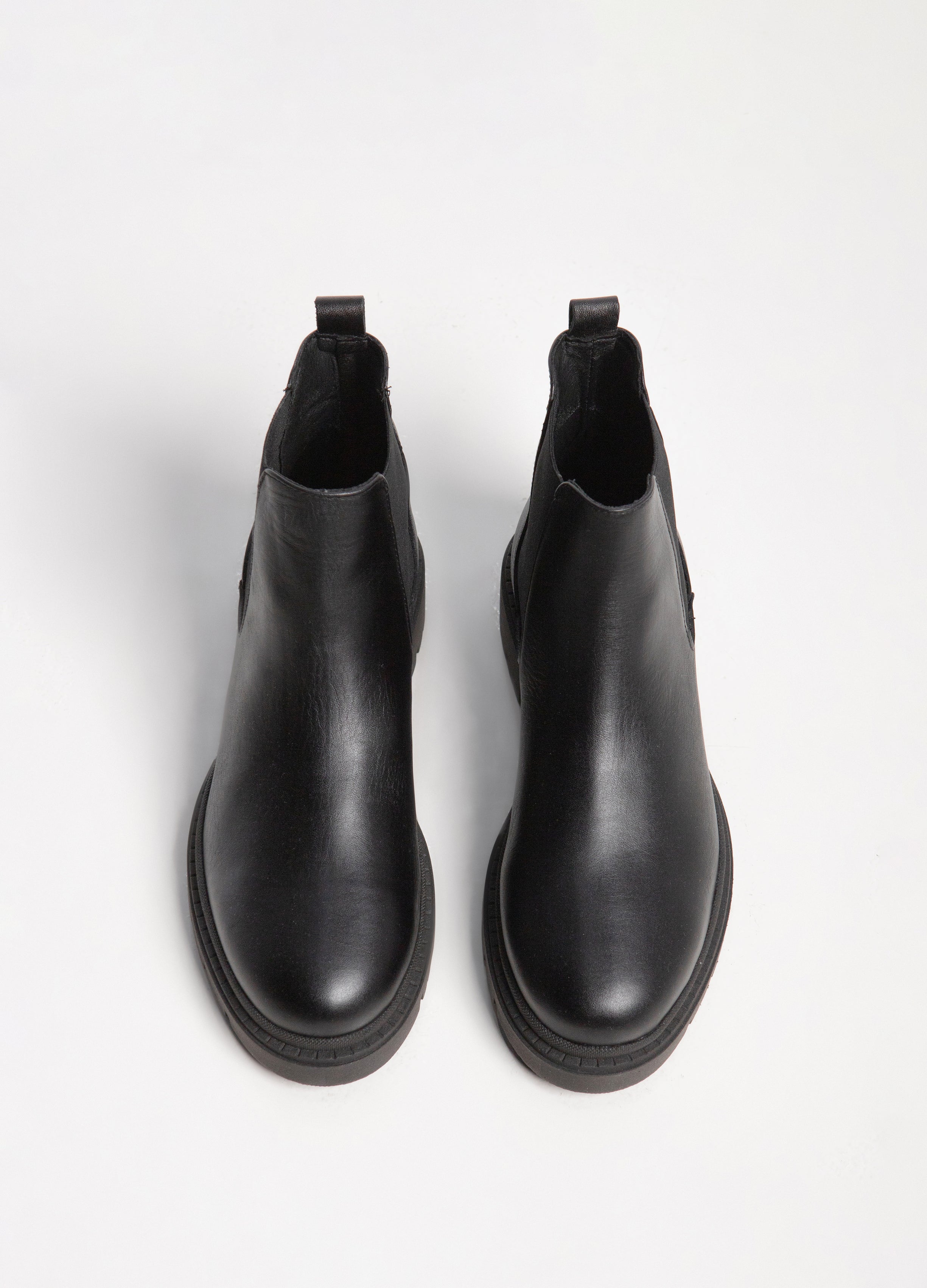 Bota chelsea de piel color negro y suela gruesa para hombre | Thoro ...