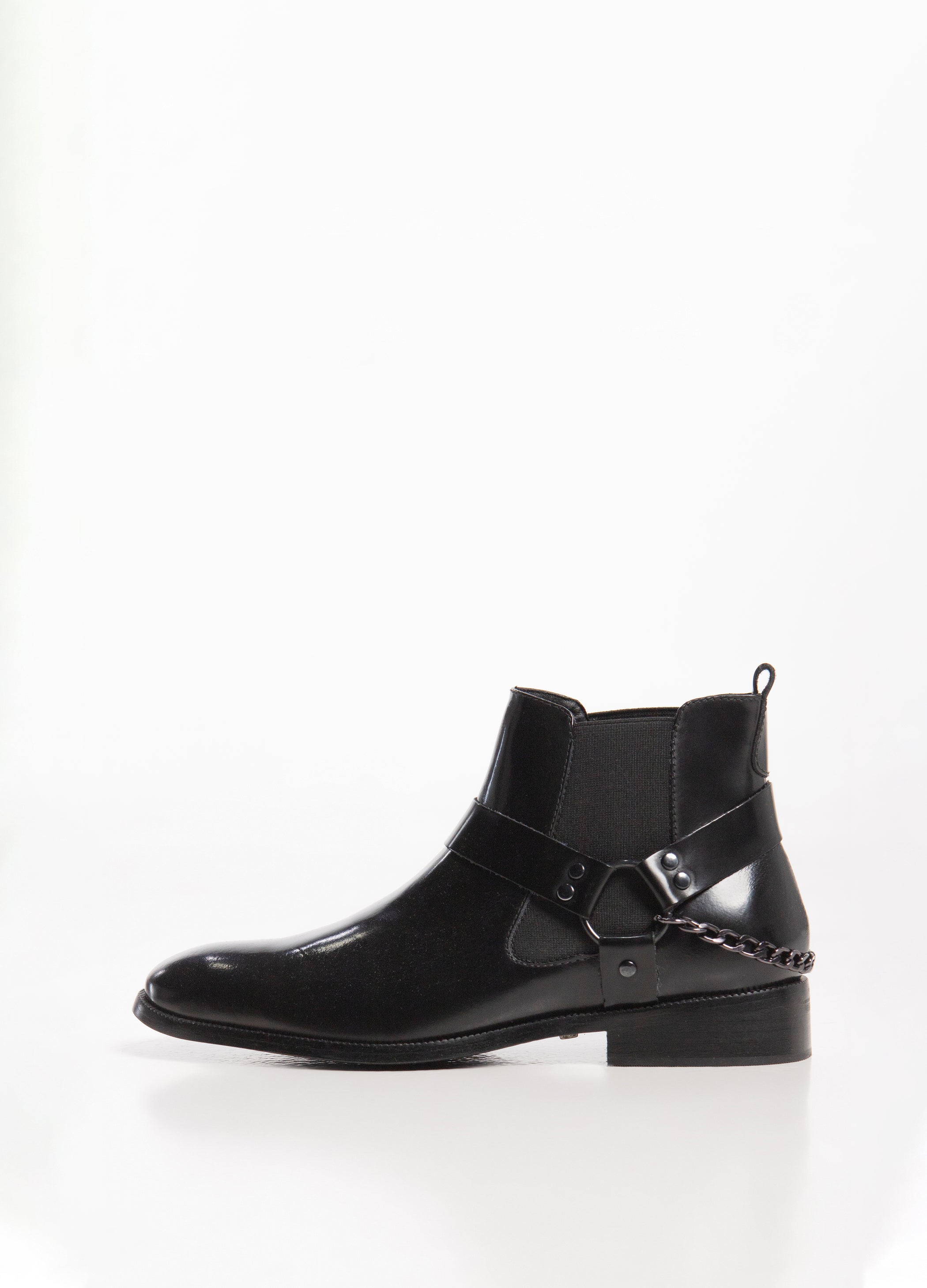 Bota chelsea hecha en piel color negro con cadena para hombre | Thoro ...