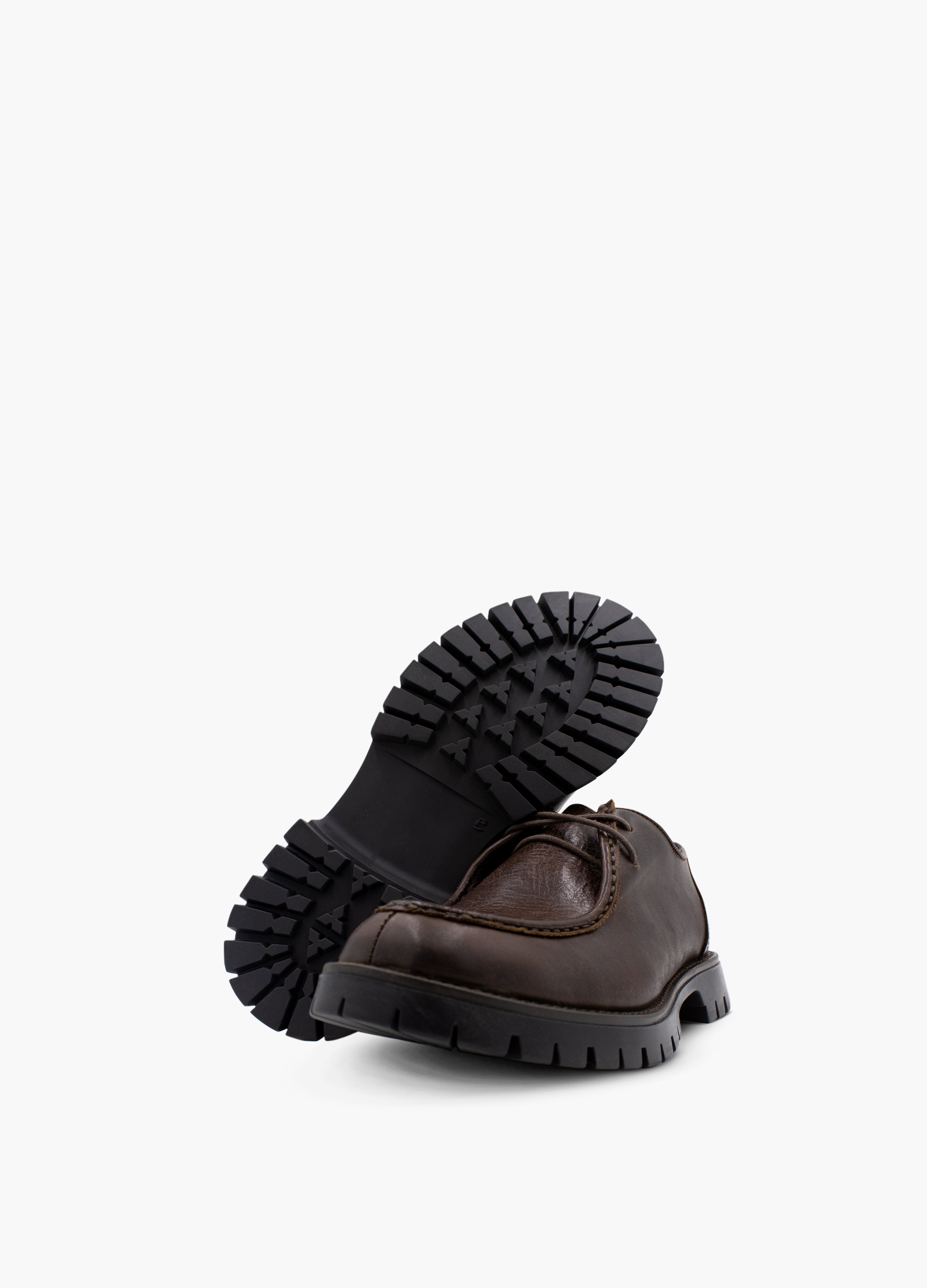 Zapato café de piel tipo wallabe con suela gruesa para hombre | Thoro ...